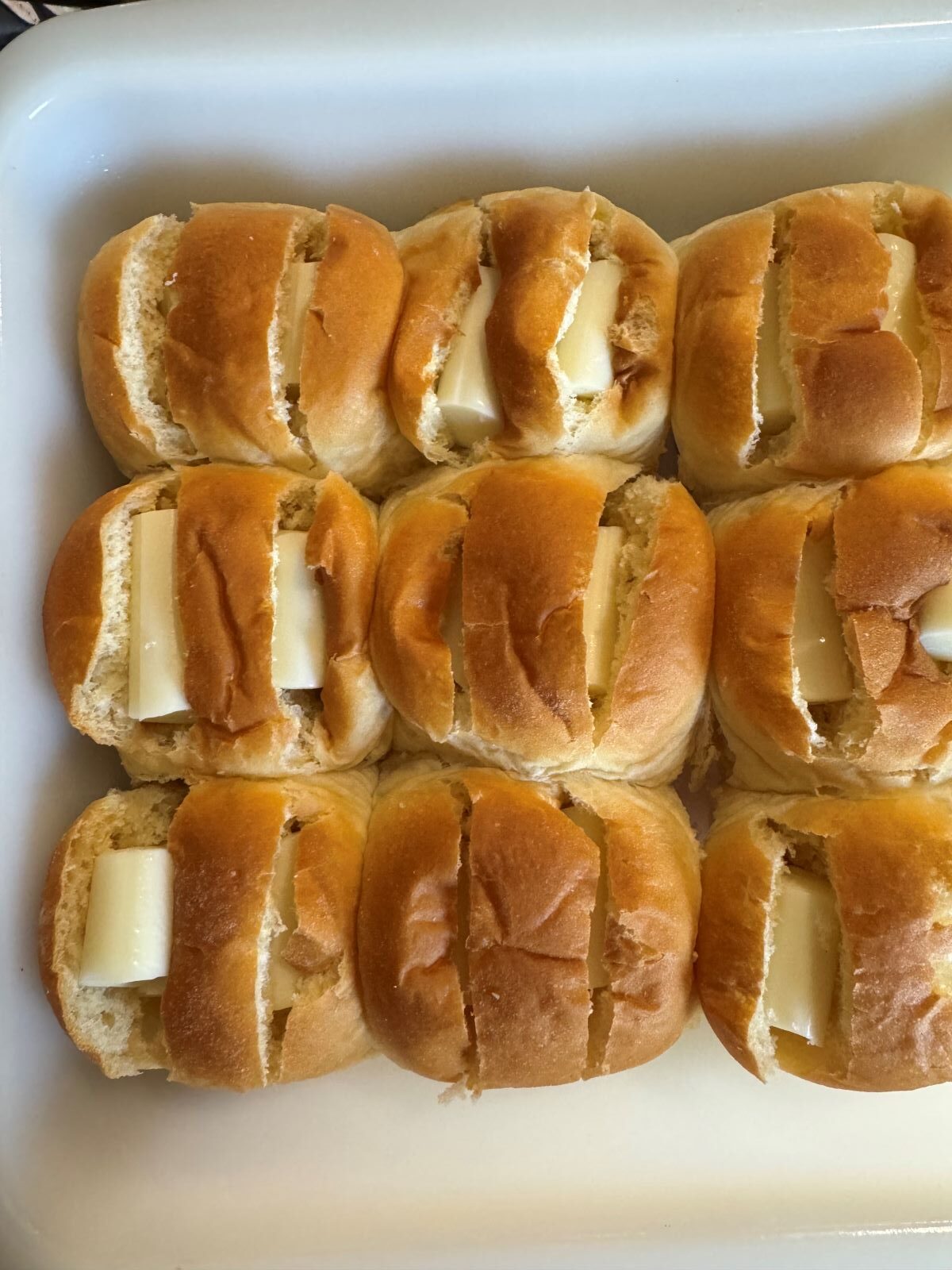 Cheesy Hawaiian Garlic Rolls - frontporchlifemagazine.com