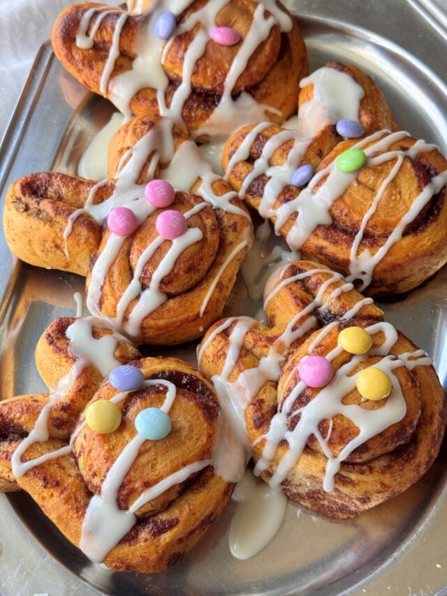 Easter Bunny Cinnamon Rolls - frontporchlifemagazine.com